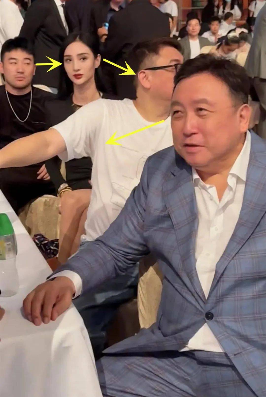 72岁张纪中出席晚宴惹争议，扭头频频瞟穿着性感美女，一旁王晶直乐呵 -6parkbbs.com