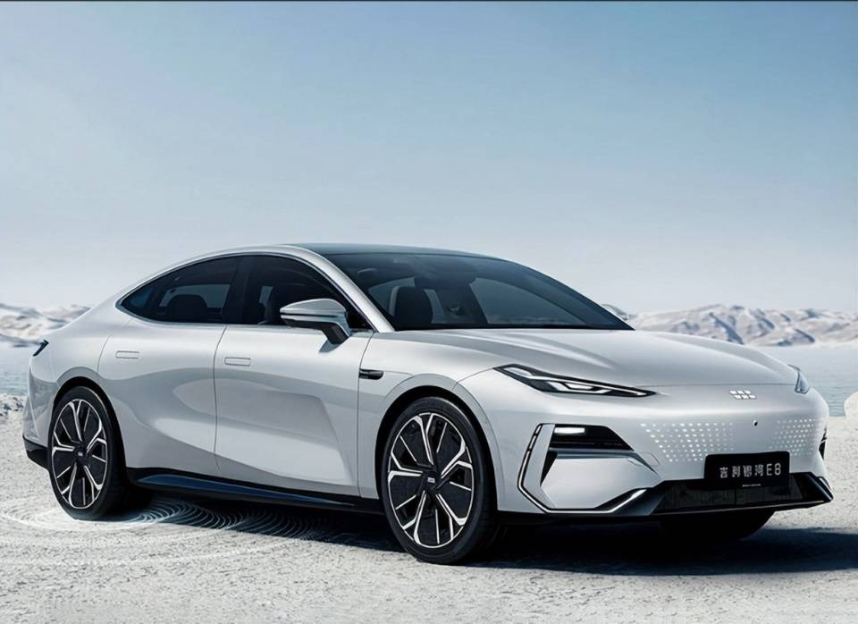 卷到不行！17万级别搭载8295芯片，银河E8实在是高！_搜狐汽车_搜狐网