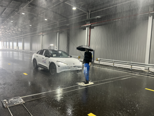 IVISTA 2023版守护雨天车辆AEB安全_搜狐汽车_搜狐网