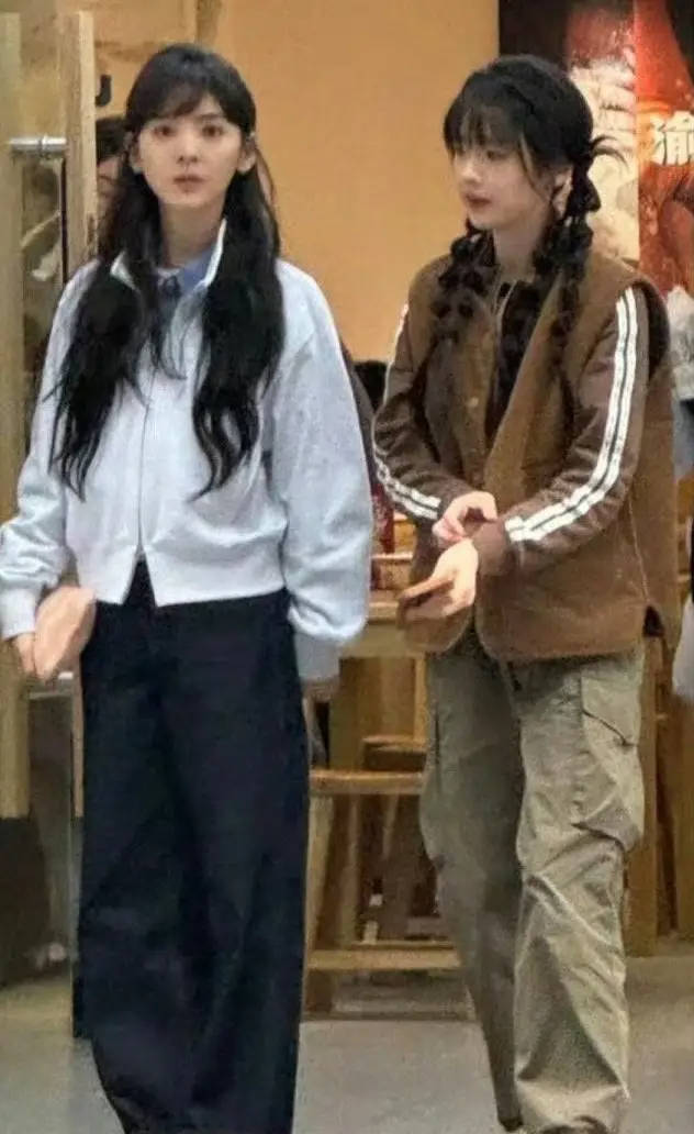 章若楠张淼怡新剧同框路透释出 穿着休闲清纯可人 搜狐大视野 搜狐新闻