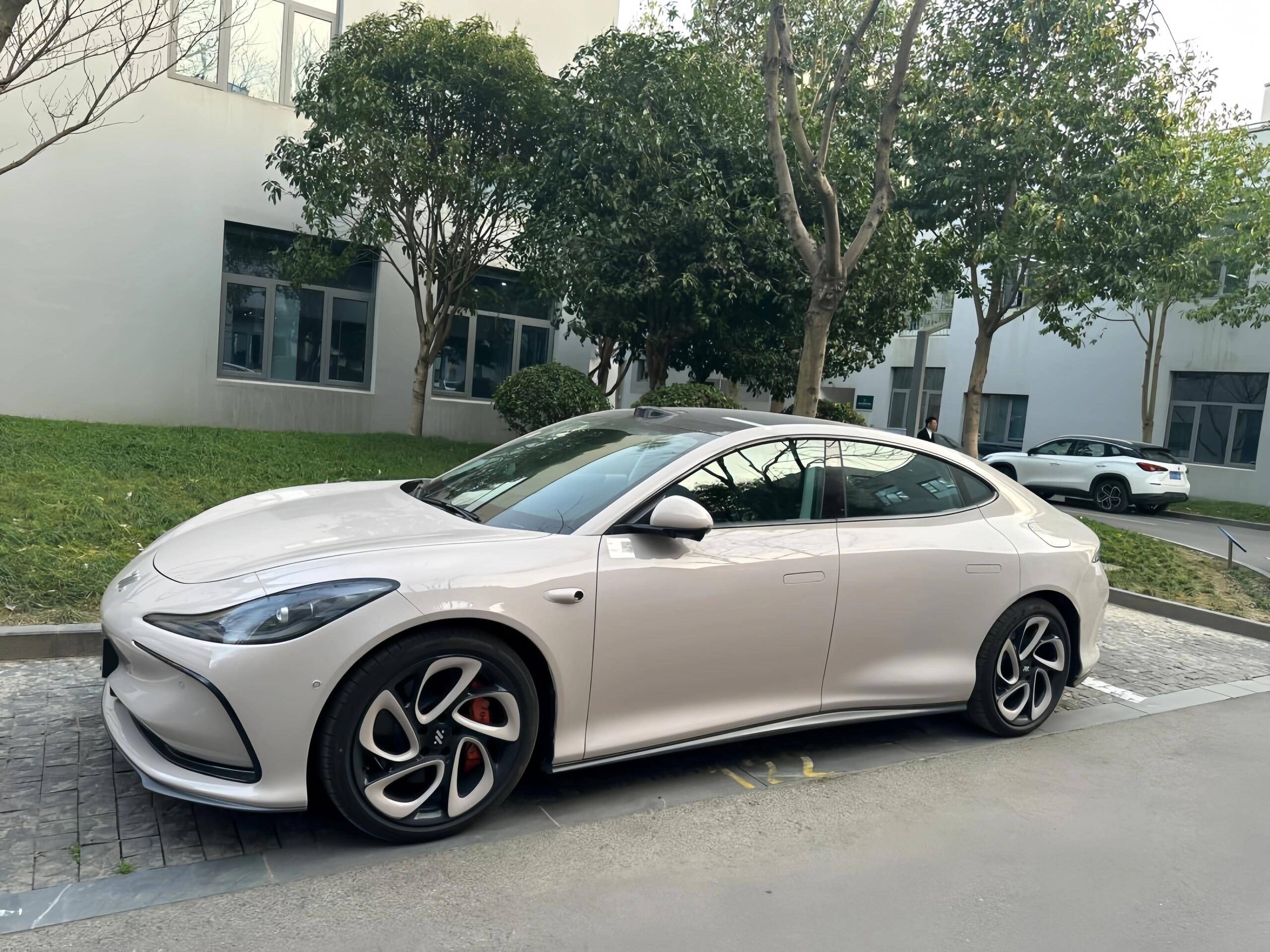 智己L6实车现身，帅气不输小米SU7，续航超1000km配后轮转向_搜狐汽车_搜狐网