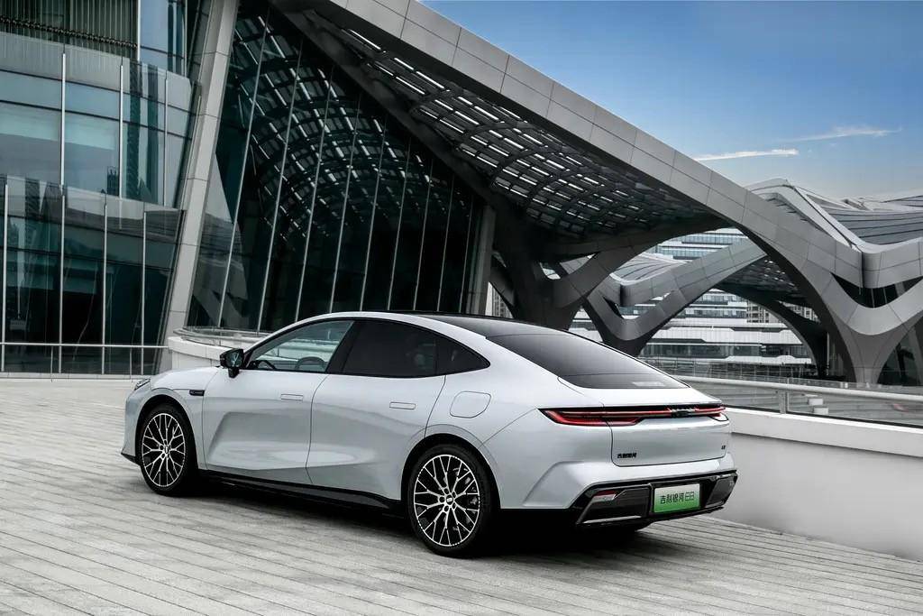 “8比7大”，吉利银河E8 正面硬钢小米SU7，到底是谁更强？_搜狐汽车_搜狐网