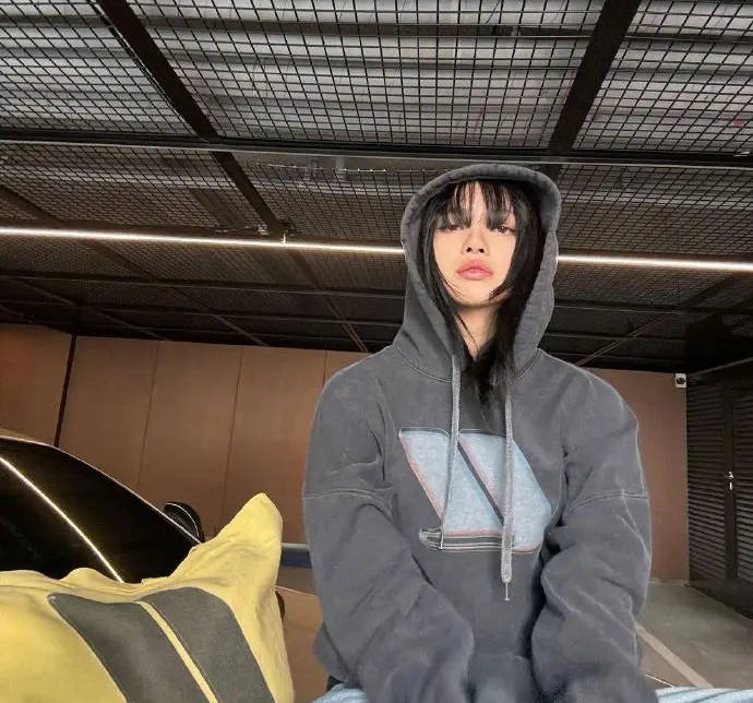 Lisa更新近期生活照 日常私服少年感满满-搜狐大视野-搜狐新闻