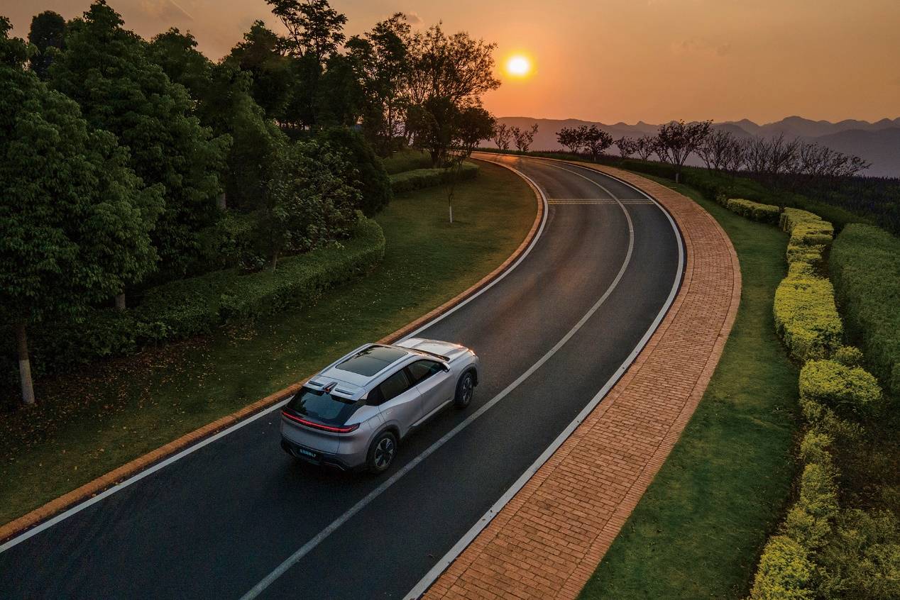 2054km！风神L7成为中国首个突破2000km超长续航的混动SUV_搜狐汽车_搜狐网