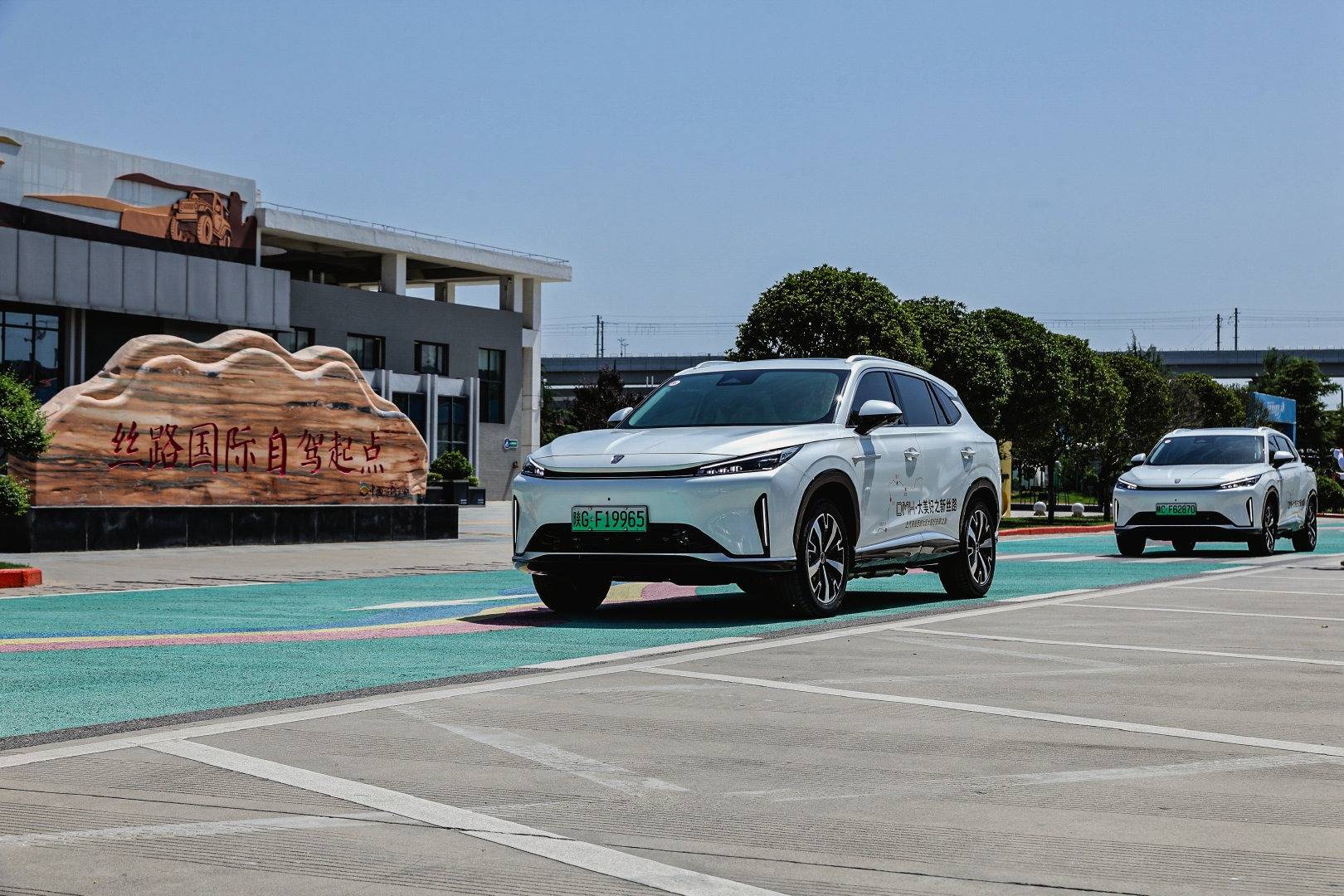 漫行丝绸之路 荣威D5X DMH携手荣威D7 DMH开启大美好之旅_搜狐汽车_搜狐网