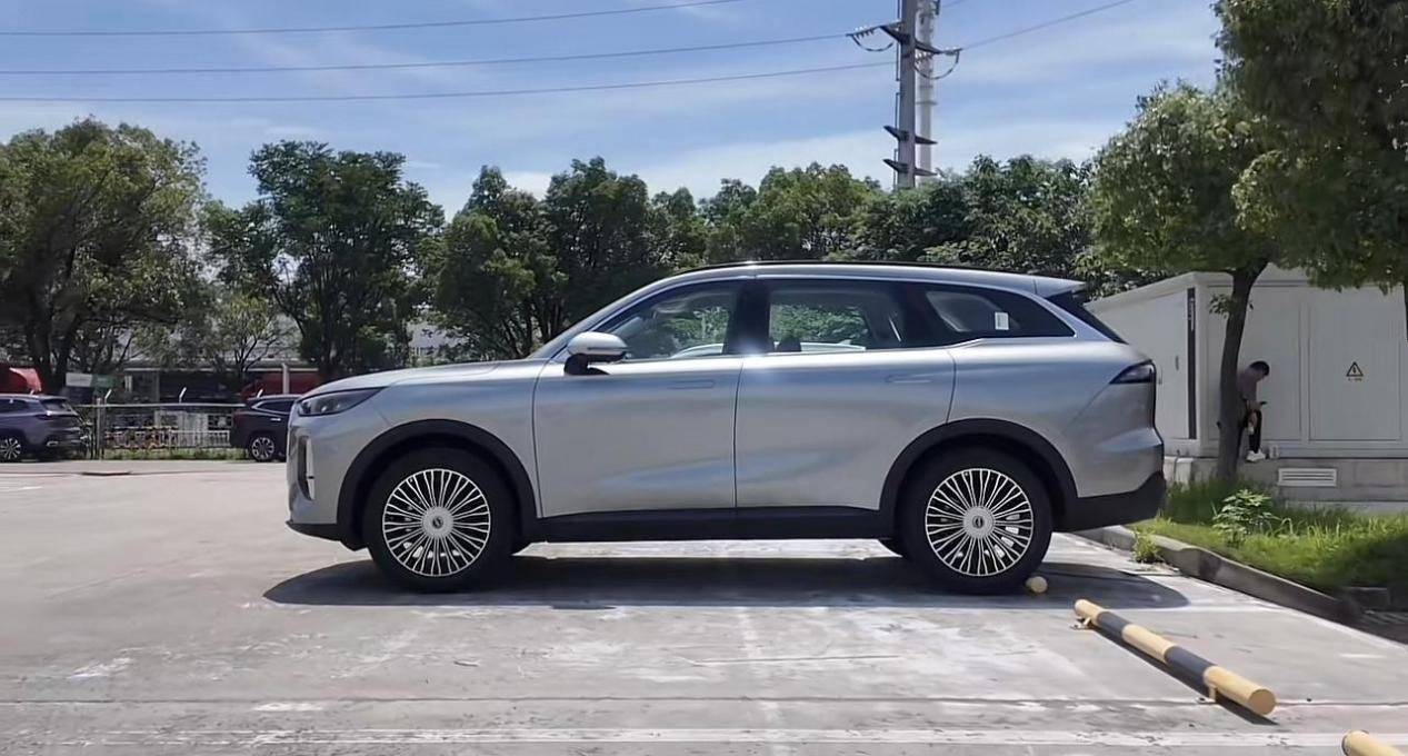 8月8日上市，2.0T+8AT配4驱，瑞虎8L实车亮相_搜狐汽车_搜狐网