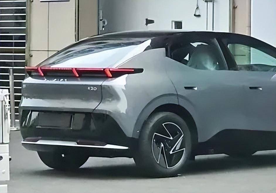 领克最新轿跑SUV “Z20”测试车曝光？极氪X同底盘、或售15万内_搜狐汽车_搜狐网