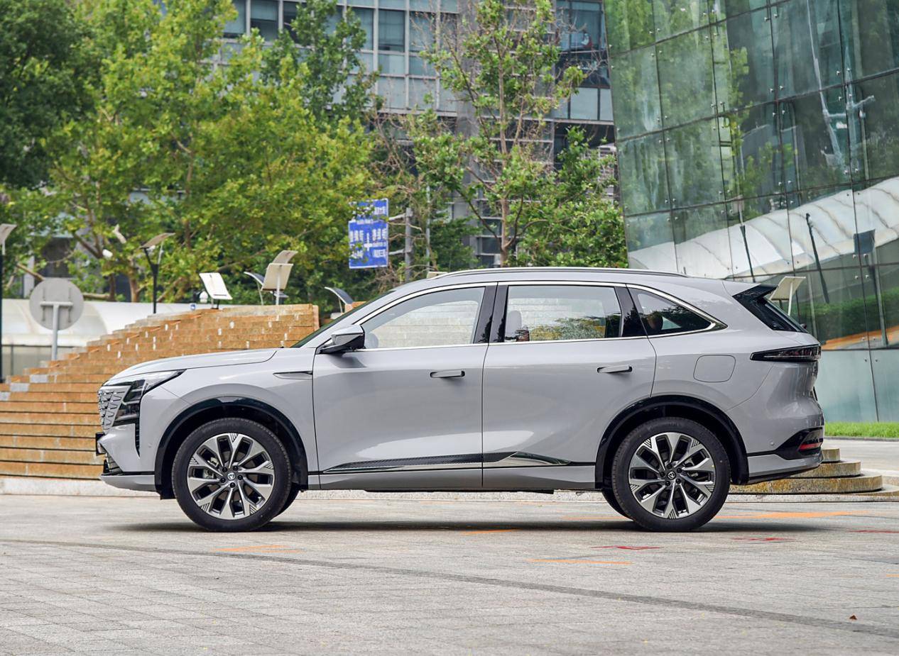 竞争哈弗H6，全新长安CS75PLUS，2.8米轴距，配三连屏+零重力座椅_搜狐汽车_搜狐网