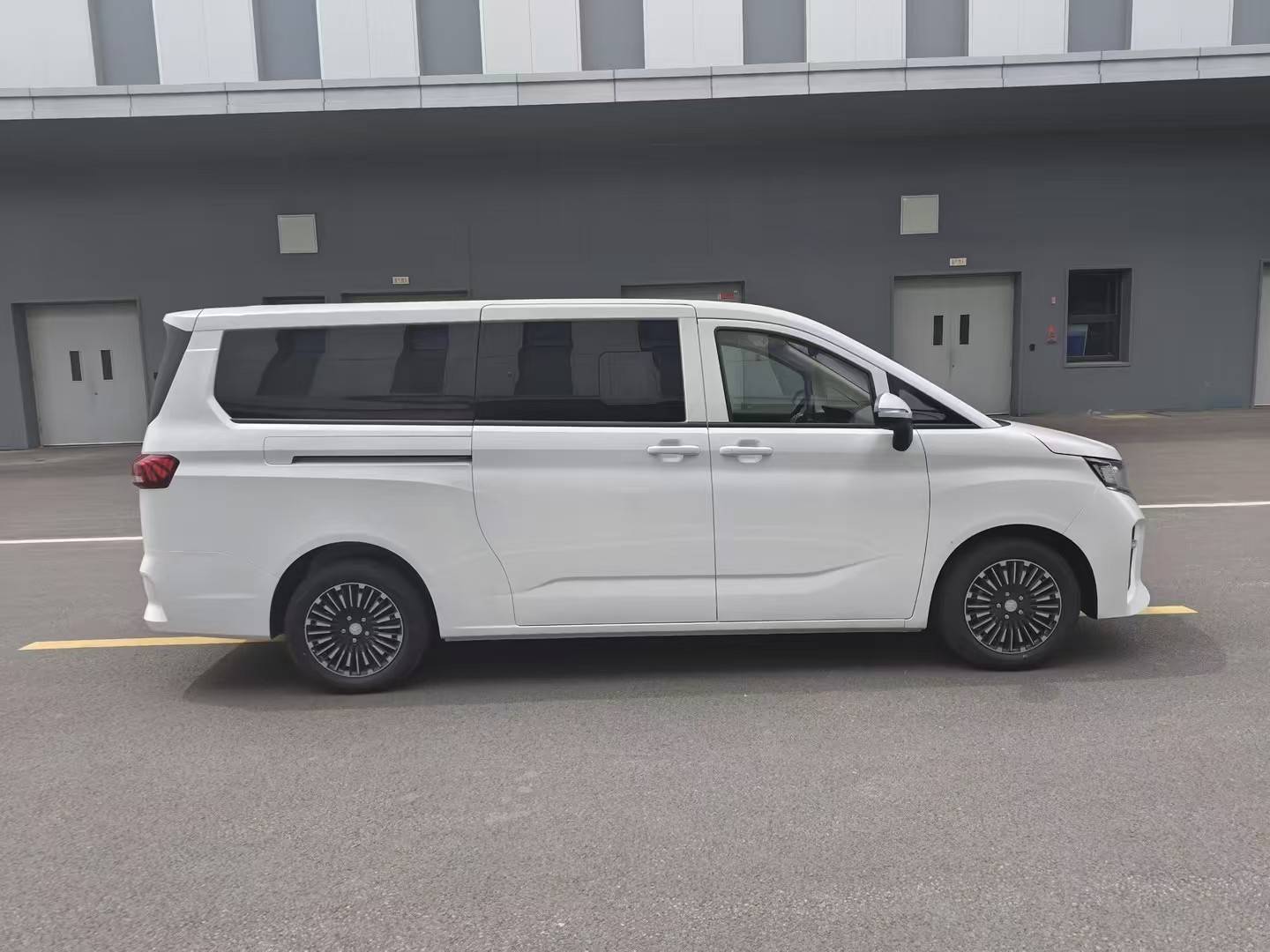 领途EM8正式上市，14.18万元起售，座椅布局多样_搜狐汽车_搜狐网