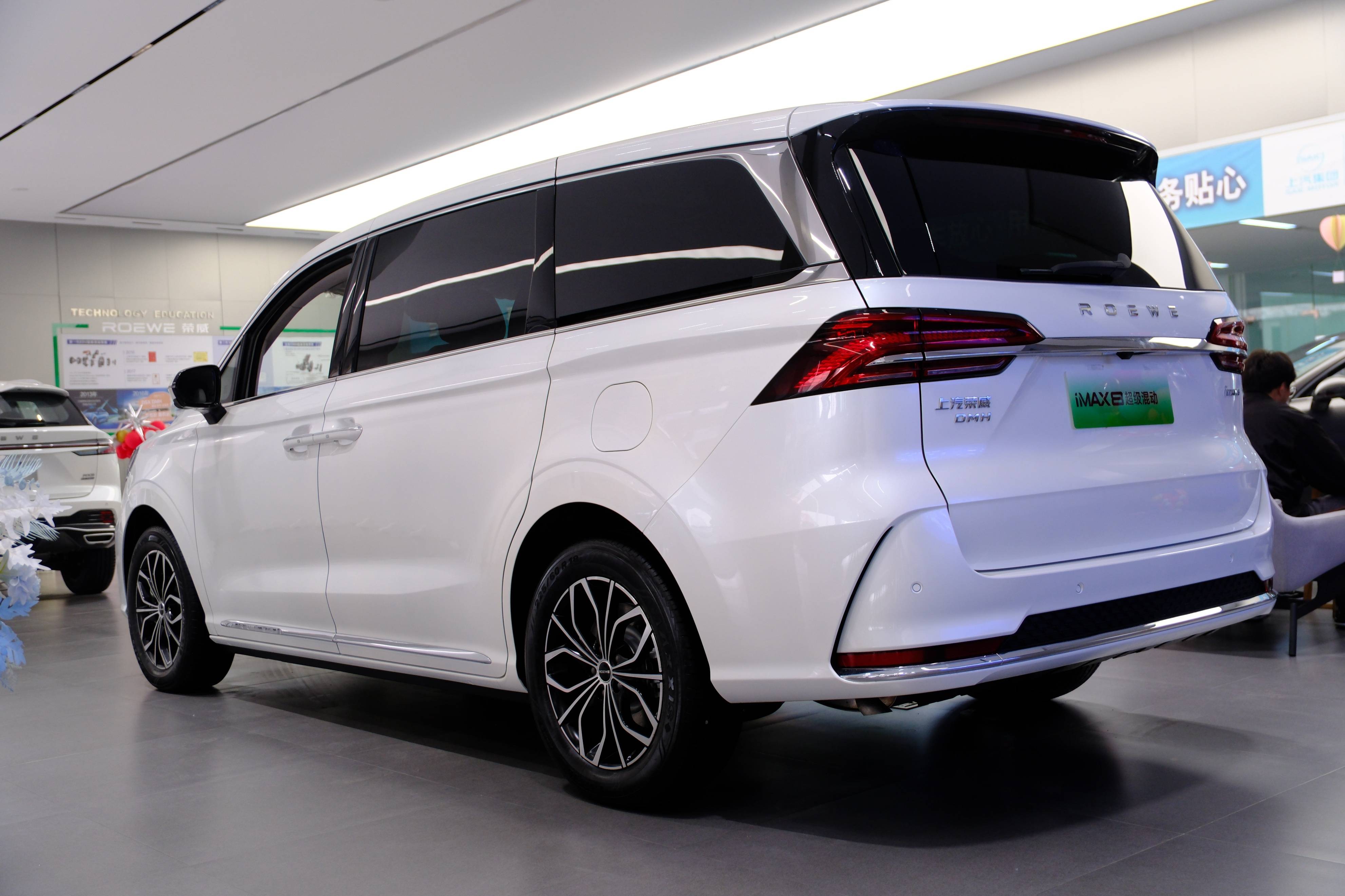 别克GL8最强平替来袭，实拍荣威iMAX8 DMH新陆尊，19.99万起售_搜狐汽车_搜狐网