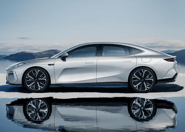 吉利银河E8 ：45寸8K屏流畅如手机，AI精灵让车更懂你_搜狐汽车_搜狐网