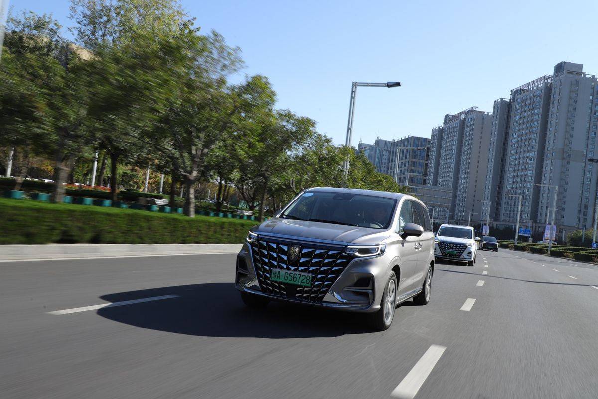 试驾荣威iMAX 8 DMH新陆尊：多项GL8同源技术，20万插混MPV新选择_搜狐汽车_搜狐网