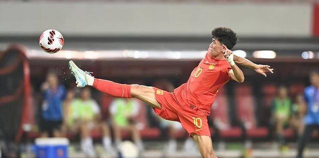 中国U21男足2-0完胜伊朗U20，球迷欢庆胜利_U20男足_比赛_进行