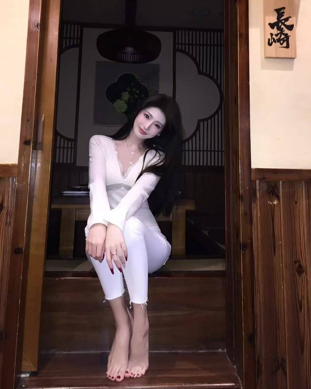 172cm时尚女神，白色套装下的简约魅力，红色指甲油的点睛之笔_是一种_女性