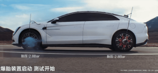 160km/h同侧双轮爆胎也不怕，仰望U7靠这招化险为夷_搜狐汽车_搜狐网