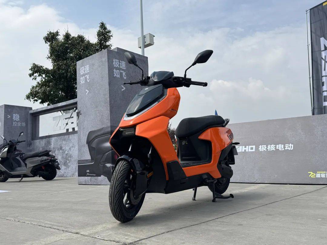 极核AE4 Max MY25全新发布！以“低空飞行”之名，定义高端电摩新标杆_搜狐汽车_搜狐网