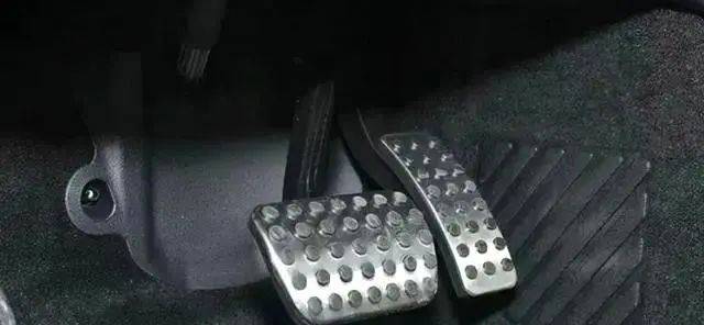 自动挡汽车有两个踏板，为何不能设计成左脚踩刹车，右脚踩油门？_搜狐汽车_搜狐网