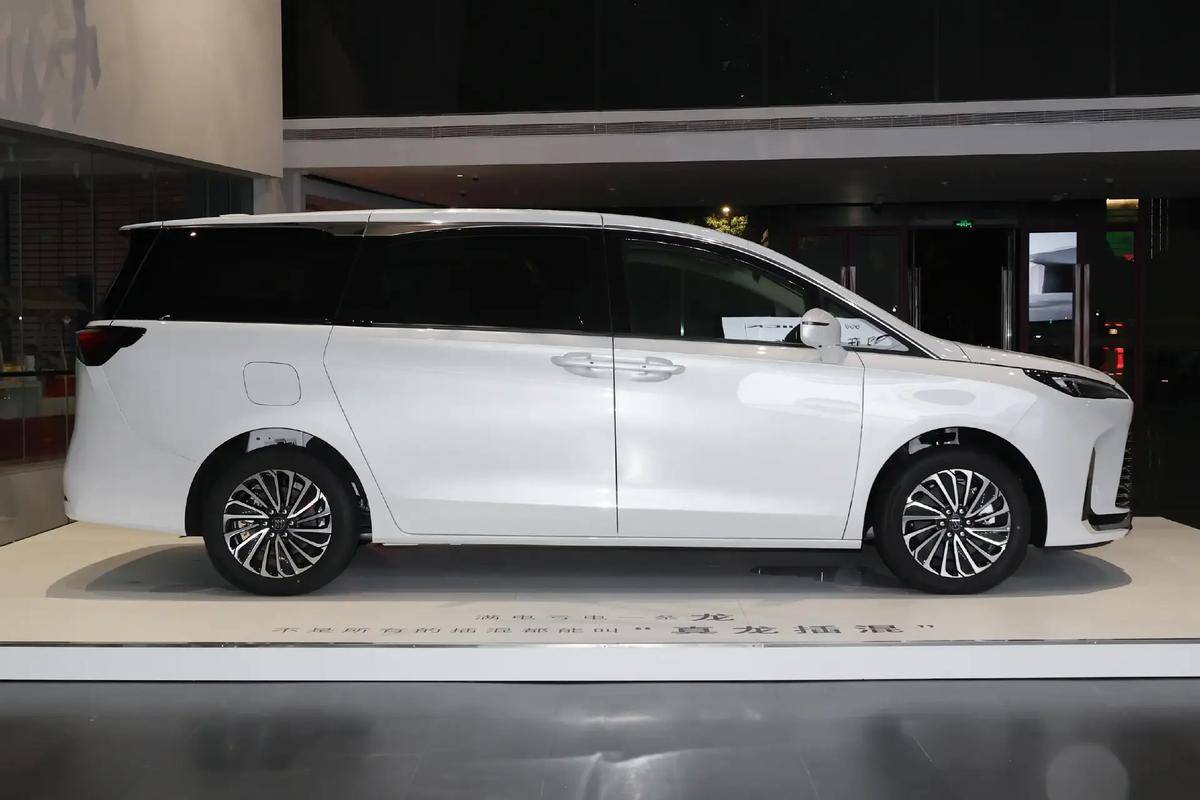 比腾势D9便宜近10万！还带吸顶屏，别克GL8陆尚打响MPV反击战？_搜狐汽车_搜狐网