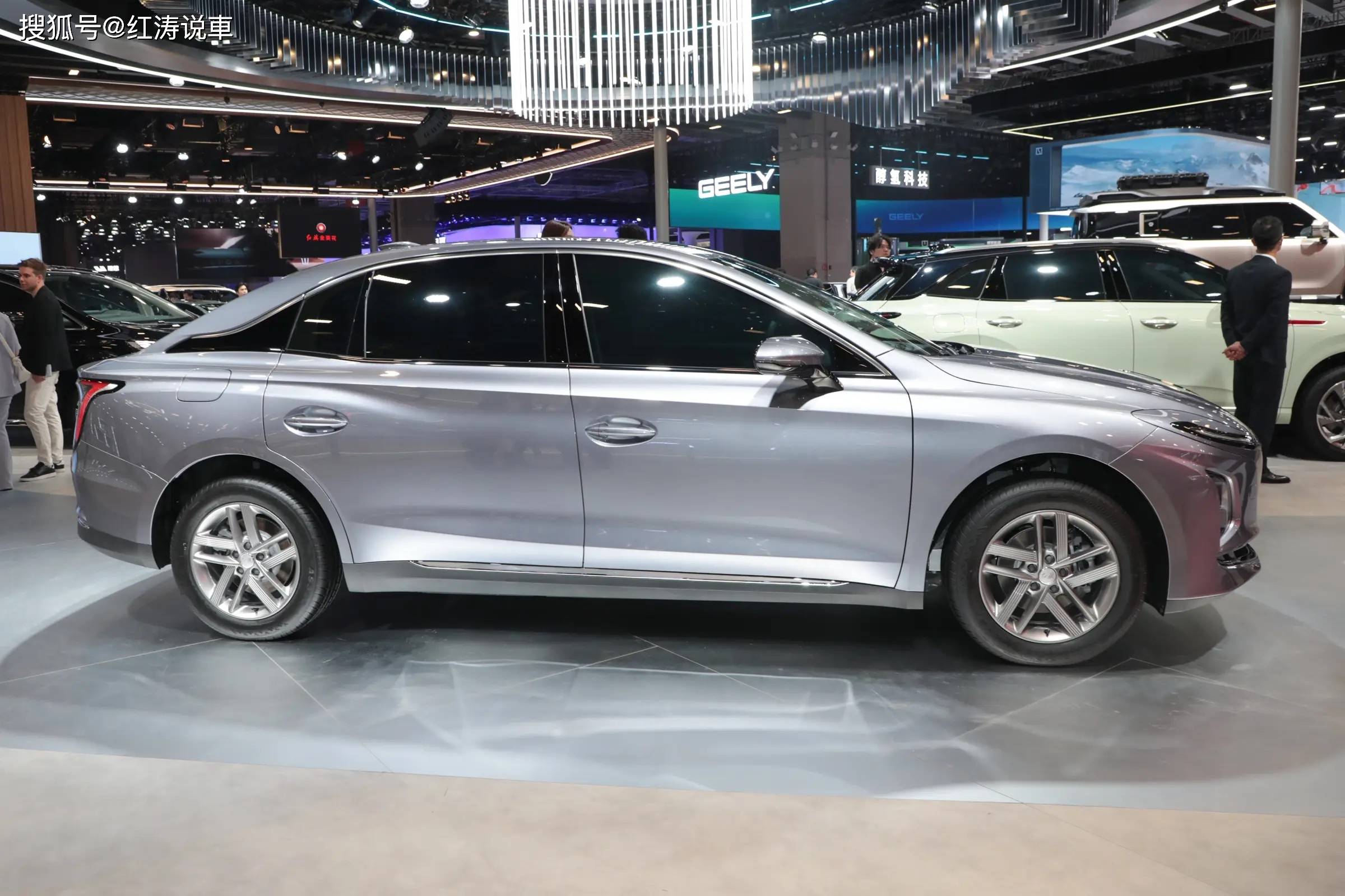 2025款红旗E-QM5实车现身，前脸变化大，换电子怀挡，动力调整_搜狐汽车_搜狐网