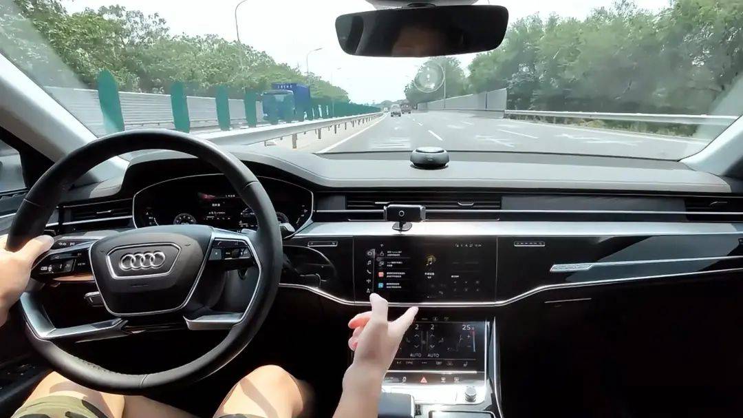 58万提了一辆奥迪A8，再开朋友的奔驰E300，车主，实测差距明显，压根不是一个档次！_搜狐汽车_搜狐网