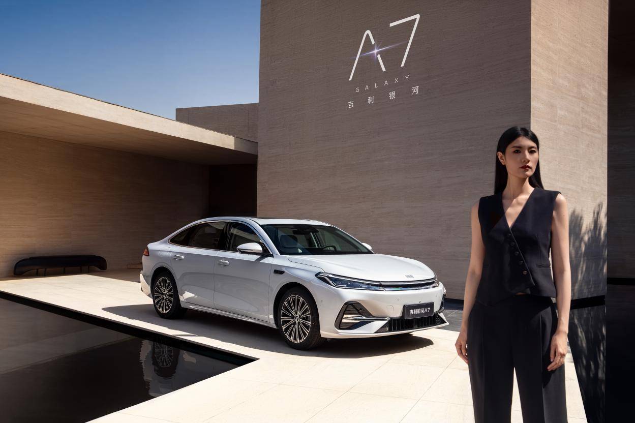 2L级油耗，2100+km续航，全球家轿新标杆吉利银河A7首秀_搜狐汽车_搜狐网