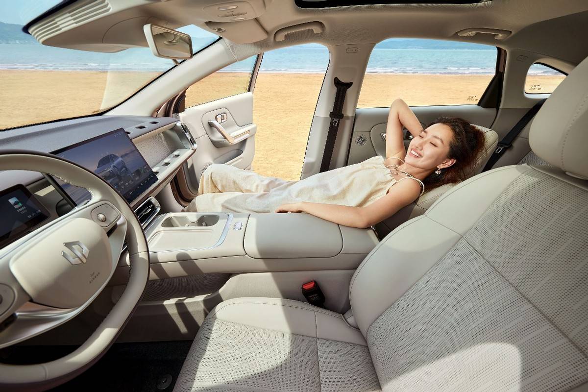 主流轿车新答案 零跑B01顶配650激光雷达版仅售11.98万元_搜狐汽车_搜狐网