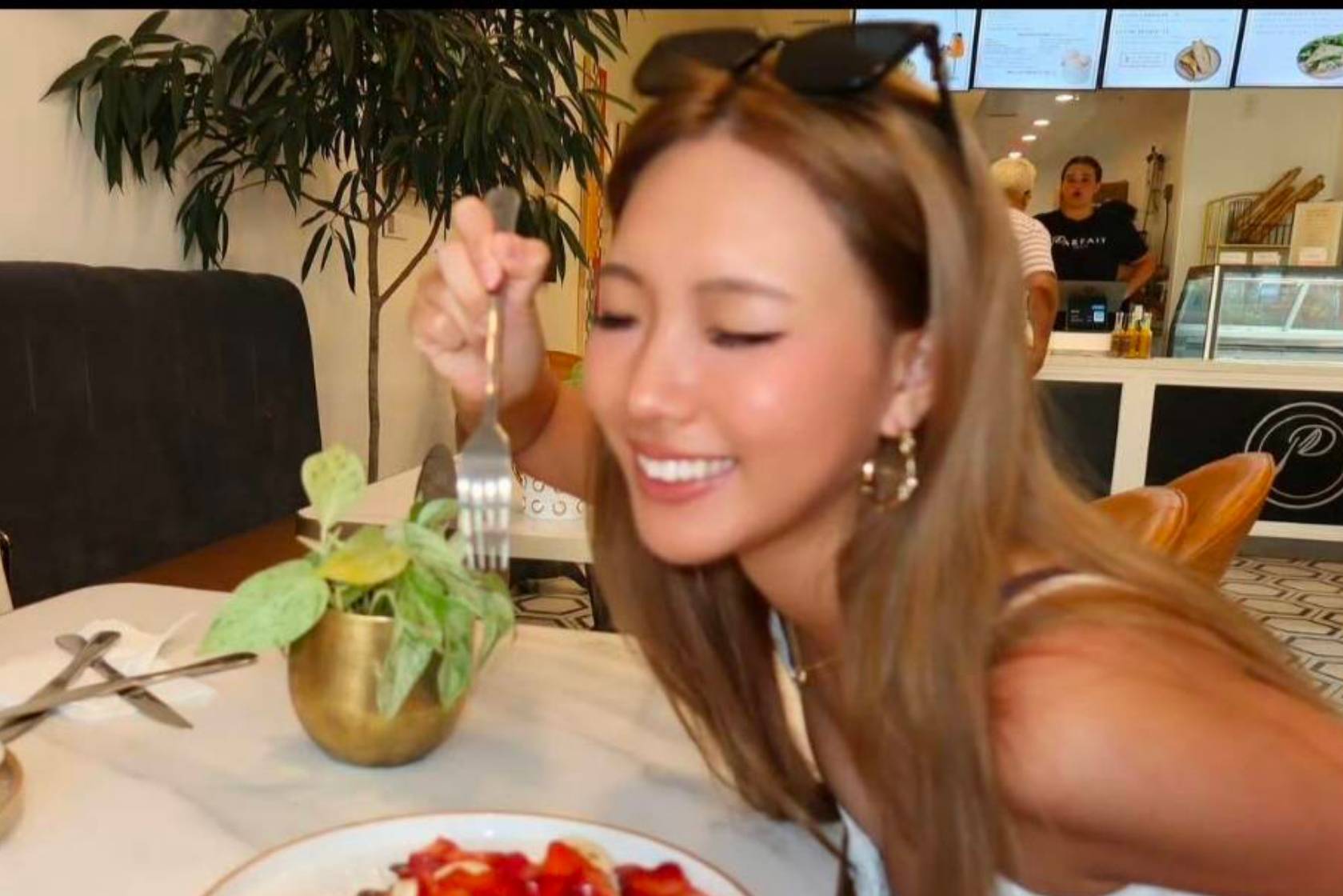 19岁Elly海边逆天大长腿曝光！小麦肌金发辣翻全网_ins_胶片_朋友