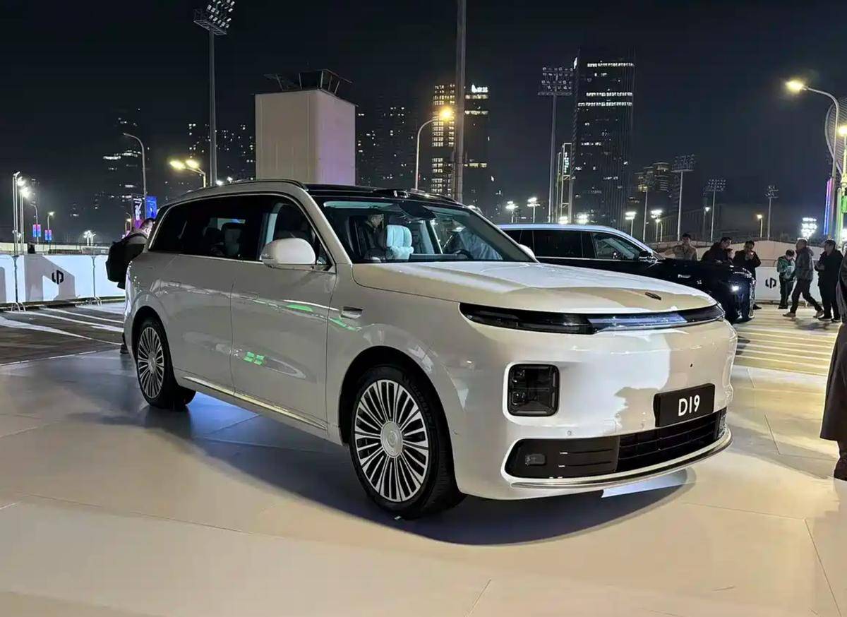 堆料越级 零跑D19能否重塑豪华门槛？_搜狐汽车_搜狐网