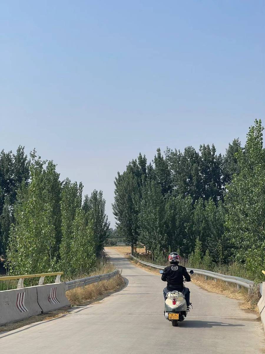 姜戈tt，行在路上很 百搭”