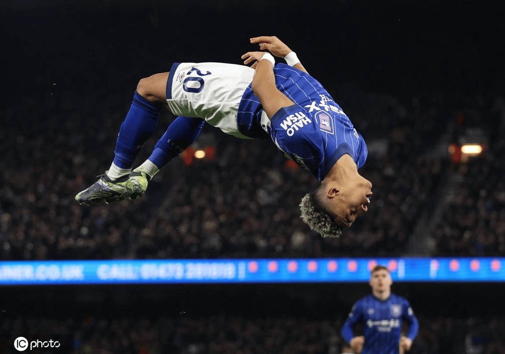 哈钦森破旧主空翻庆祝 伊普斯维奇主场2-0击败切尔西