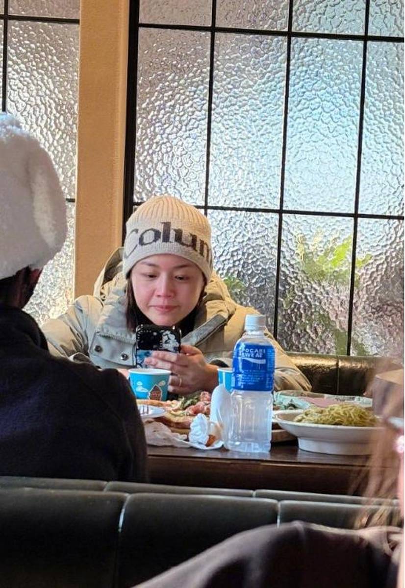 网友1月份曾偶遇陈妍希离婚前带儿子滑雪，戴着婚戒素颜露面，和儿子小星星说话时眼神温柔，小星星看起来也长高了一些。