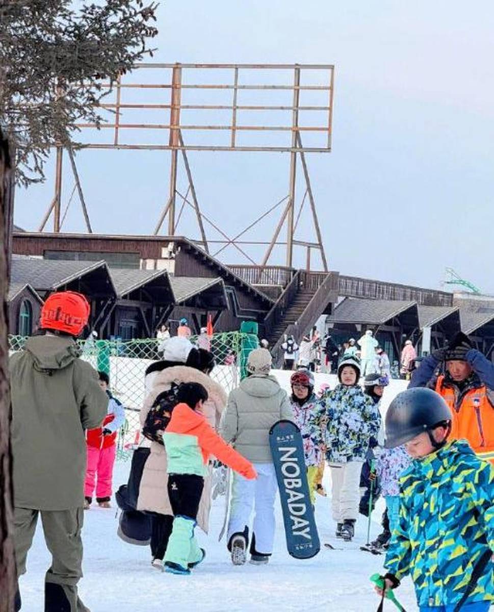 网友1月份曾偶遇陈妍希离婚前带儿子滑雪，戴着婚戒素颜露面，和儿子小星星说话时眼神温柔，小星星看起来也长高了一些。
