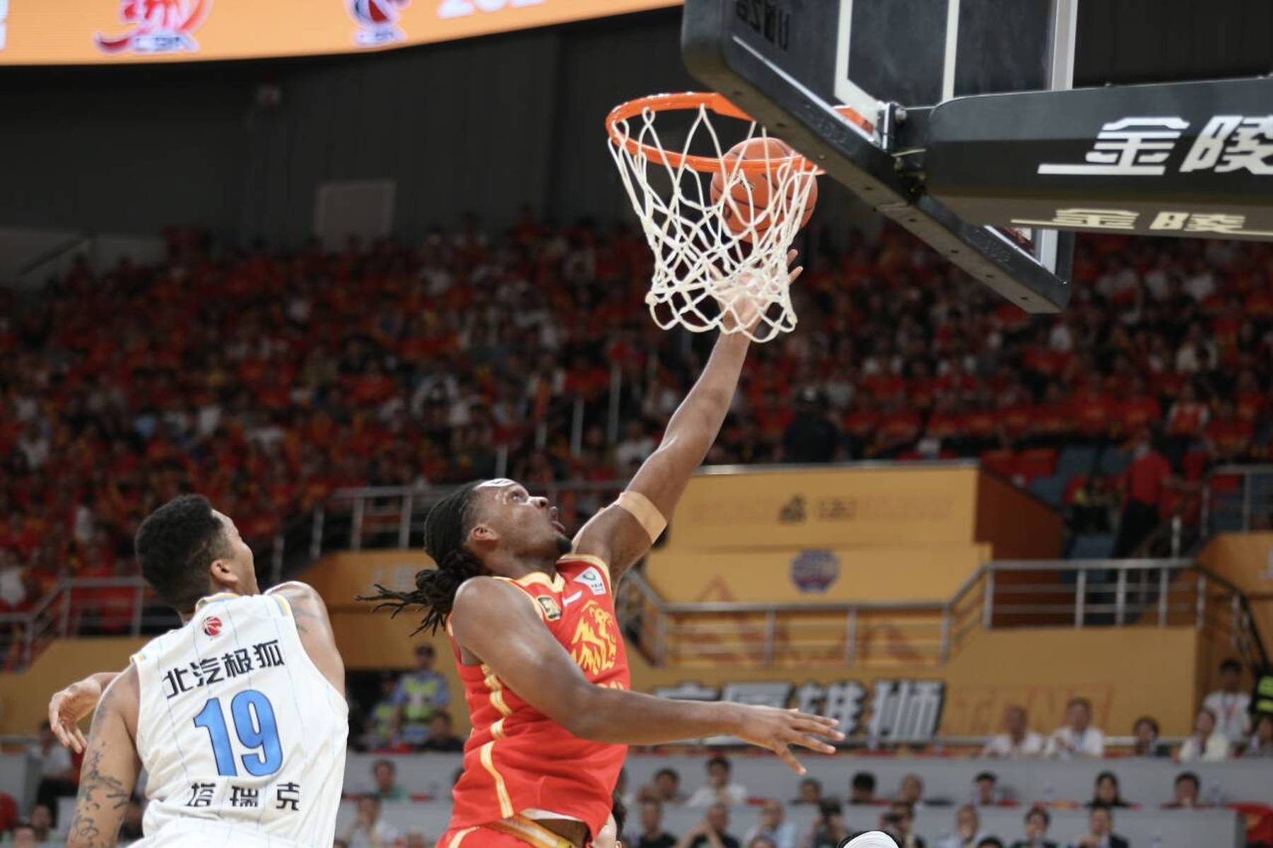 组图：CBA总决赛G5广厦VS北京 双方内线缠斗