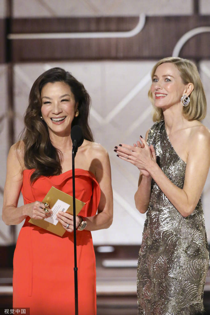 杨紫琼担任金球奖颁奖嘉宾 橙色长裙显优雅 -搜狐大视野-搜狐新闻