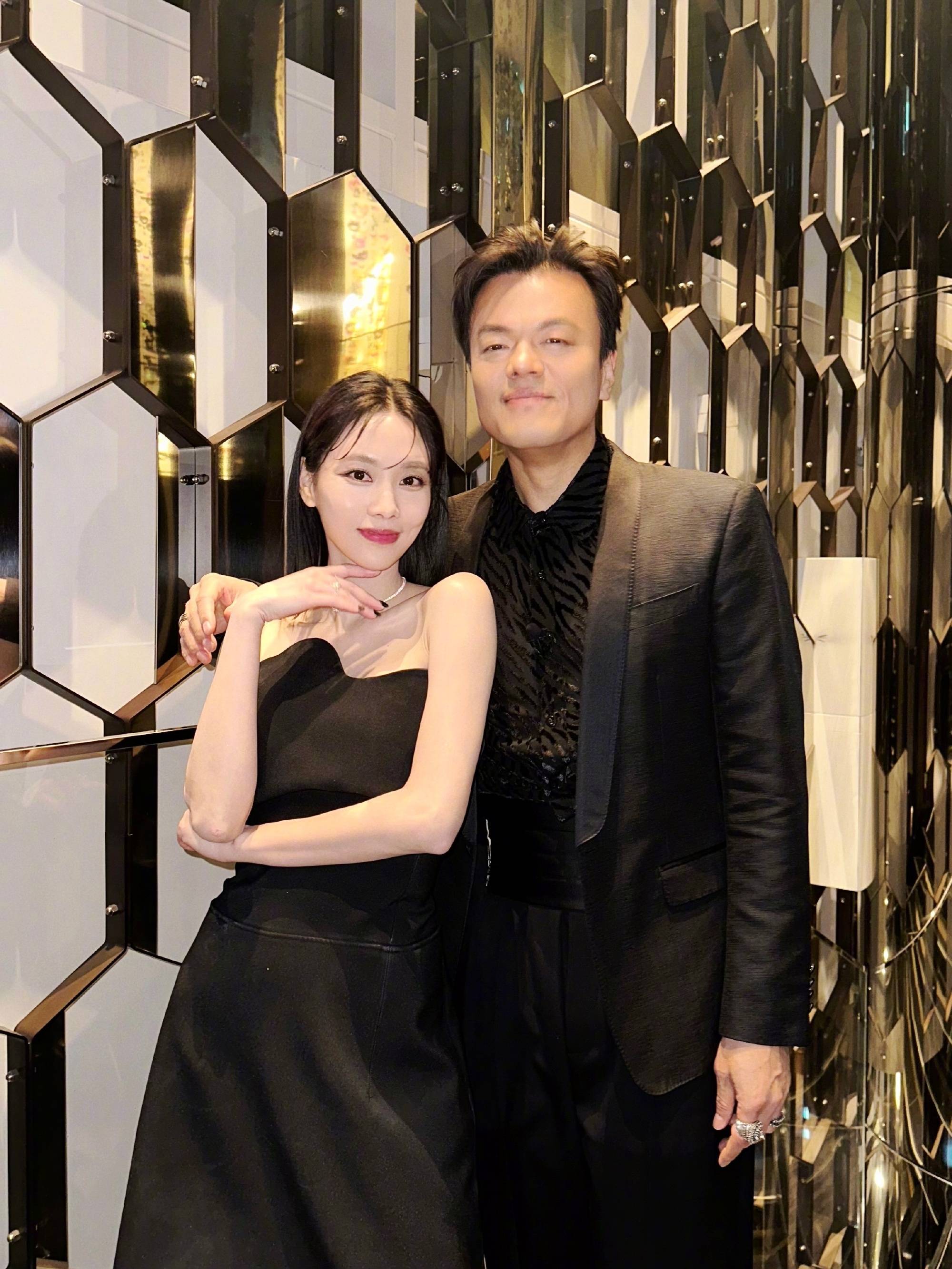 梦回女团miss A！王霏霏晒与JYP合照令人动容-搜狐大视野-搜狐新闻