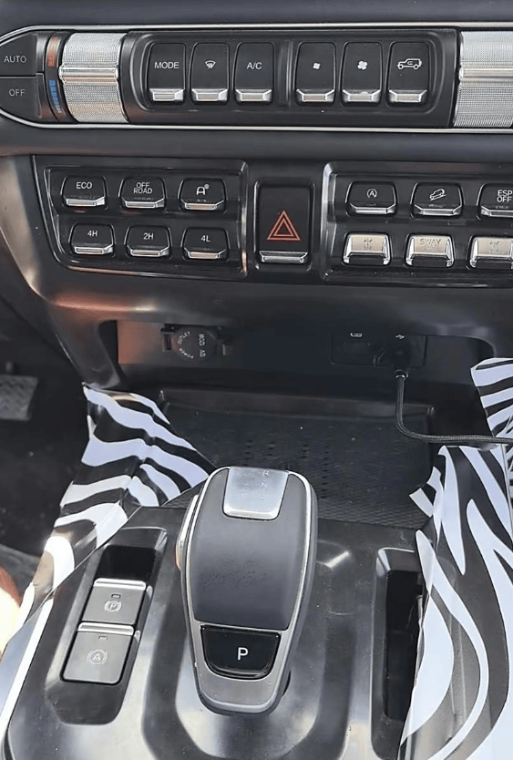 越野装备丰富/2.0T+8AT，全新212内饰谍照曝光，6月6日发布_搜狐汽车_搜狐网