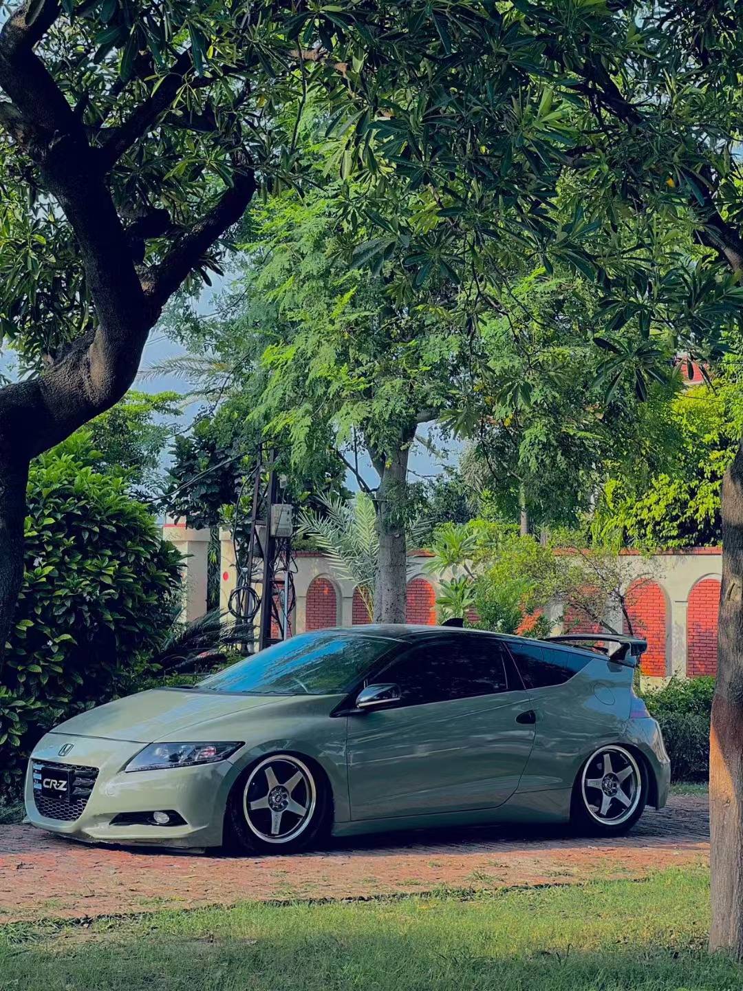 巴基斯坦的本田CRZ改装：AIRBFT气动避震下的低趴艺术_搜狐汽车_搜狐网