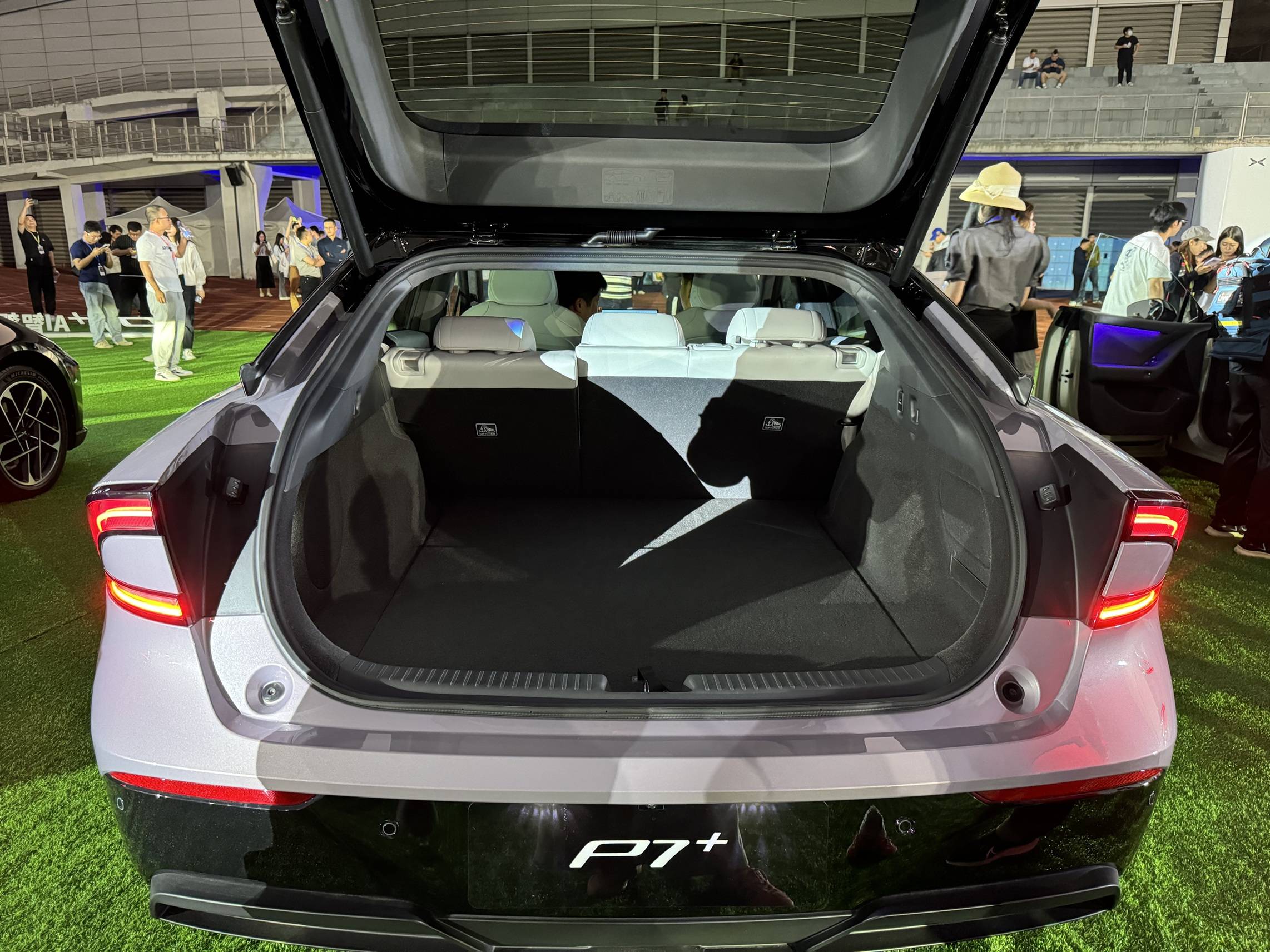 小鹏P7+上市，售价18.68-21.88万，P7+到底+了啥？怎么选不吃亏？_搜狐汽车_搜狐网