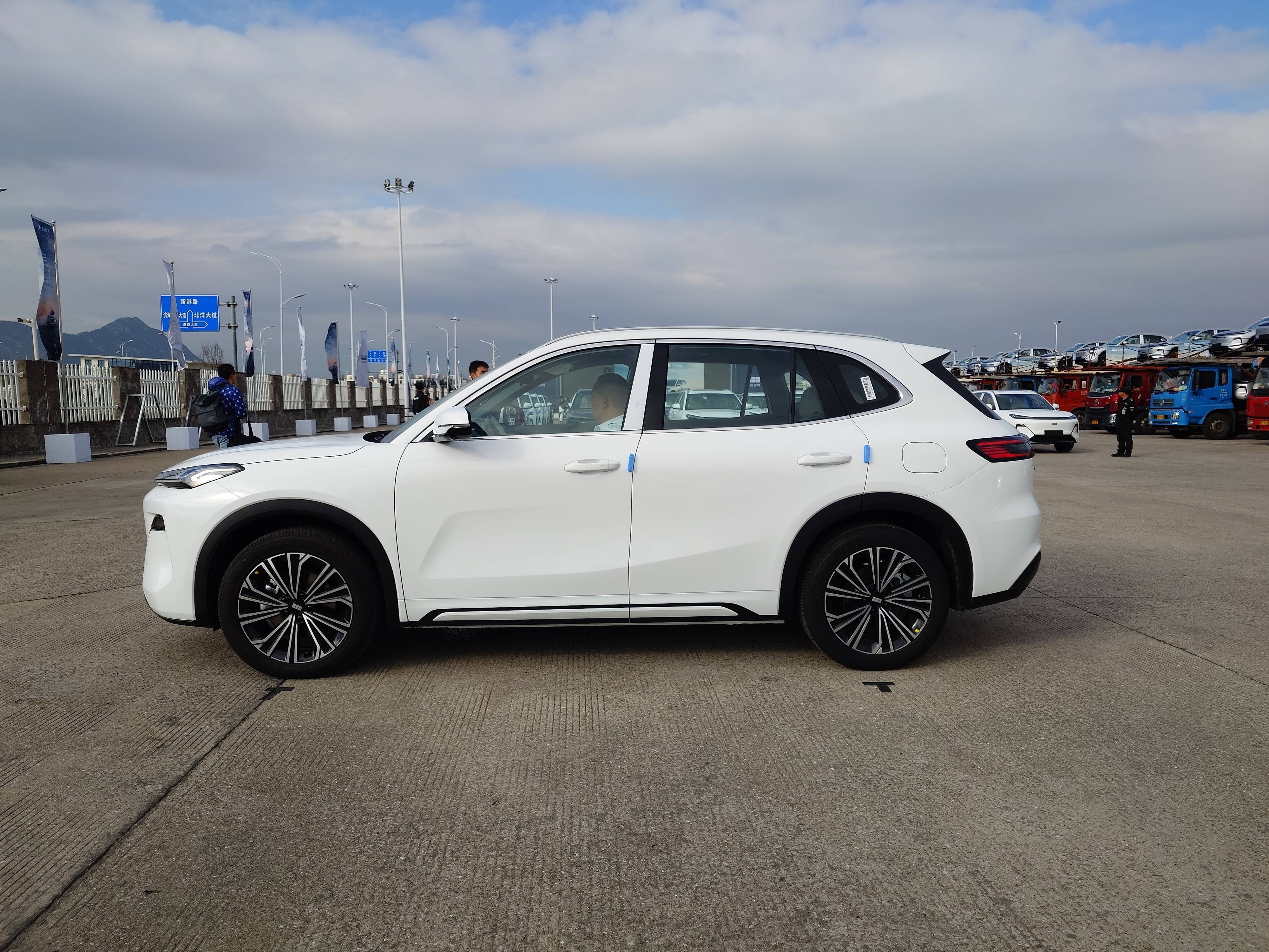 吉利银河星舰7 EMi今晚上市，预售先享价10.98万起，续航破千公里！_搜狐汽车_搜狐网