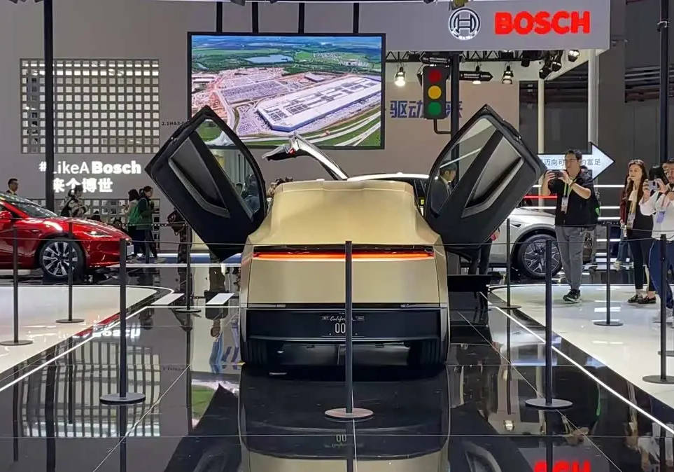 2025进博会：特斯拉Cybercab无人驾驶出租车亚太首发亮相_搜狐汽车_搜狐网
