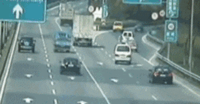 大哥啊！你俩咋把嗑唠到高速上了啊！_车辆_报警_违法