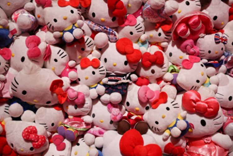 Hello Kitty 50周年，东亚自己的“芭比”过时了吗？_女孩_文化_日本