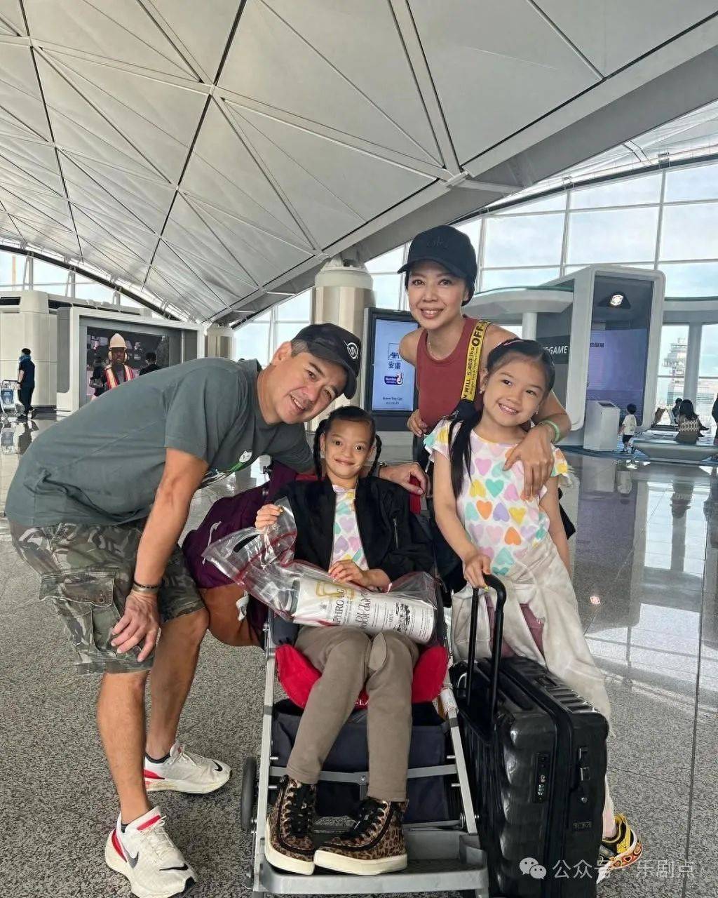 钟丽淇带患罕见病长女出国游！8岁小女儿全程照顾姐妹情令人感动_Michela_一家_旅程