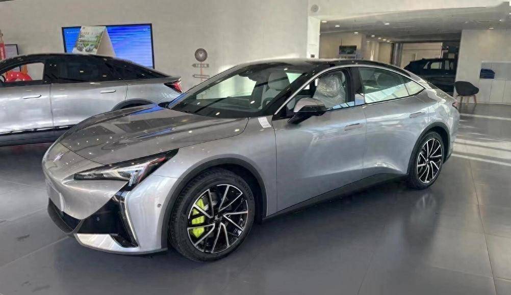 800V+低风阻，极狐阿尔法S5正式亮相，比小米SU7续航还稳？_搜狐汽车_搜狐网