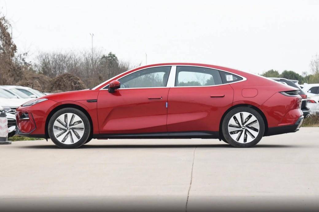 解读银河E8，入门续航550km，轴距2925mm，17.58万起家用首选？_搜狐汽车_搜狐网