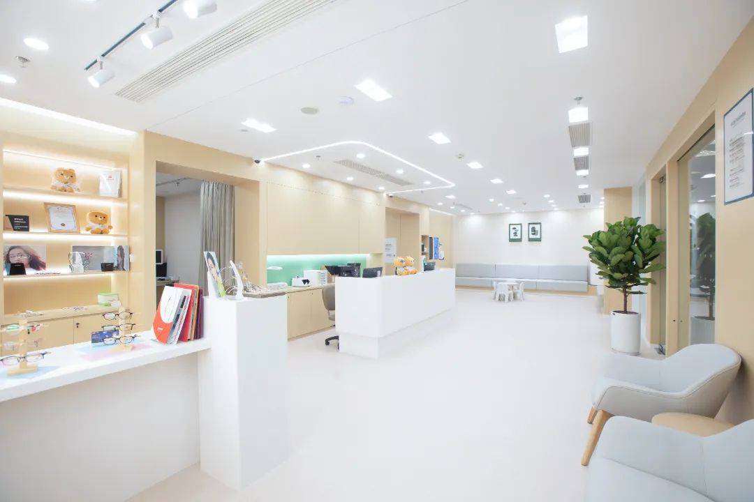 Intl. Medical Service④ | Distinct HealthCare_and_the_English