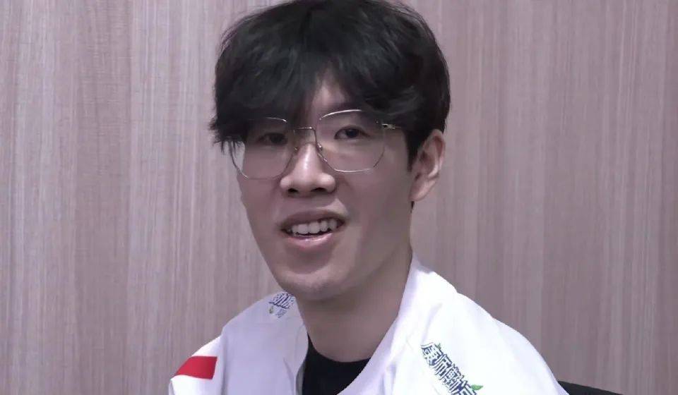 LPL三害组合火了，TheShy成主角，Uzi光环不再，Doinb慕了_姿态_Rookie_细节