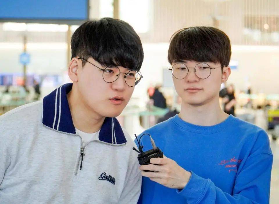 JKL对镜头耍帅 闯TL休息室虐泉；Faker公开夸奖LPL；老头杯Uzi战队被严重高估？阿水被Mayumi戴绿帽！_队伍_比赛_训练赛