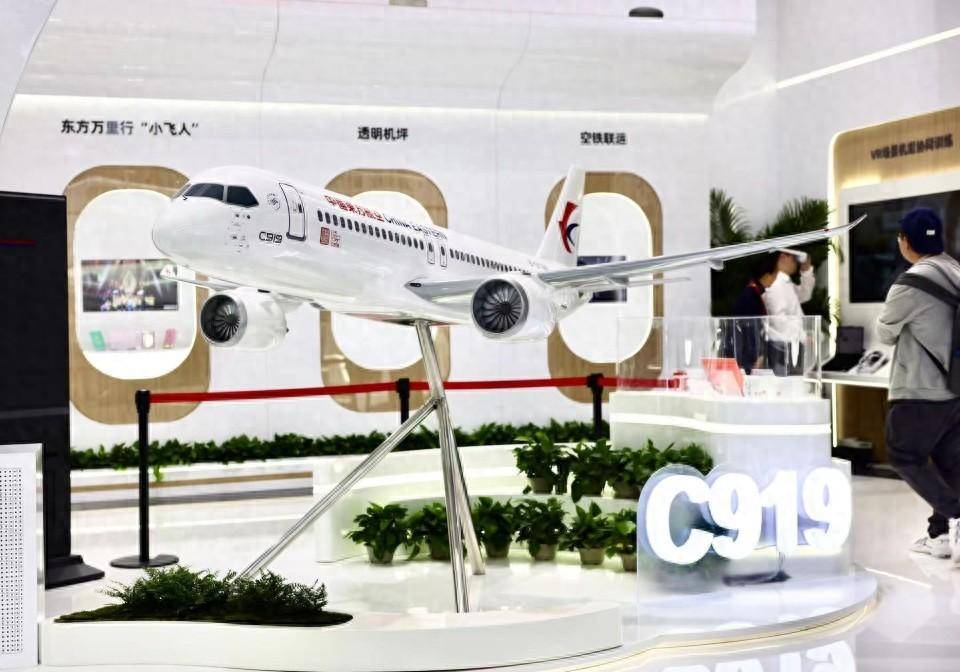 C919机模亮相中国品牌日，精准还原全球首架交付机外观_设备_孔探_飞机
