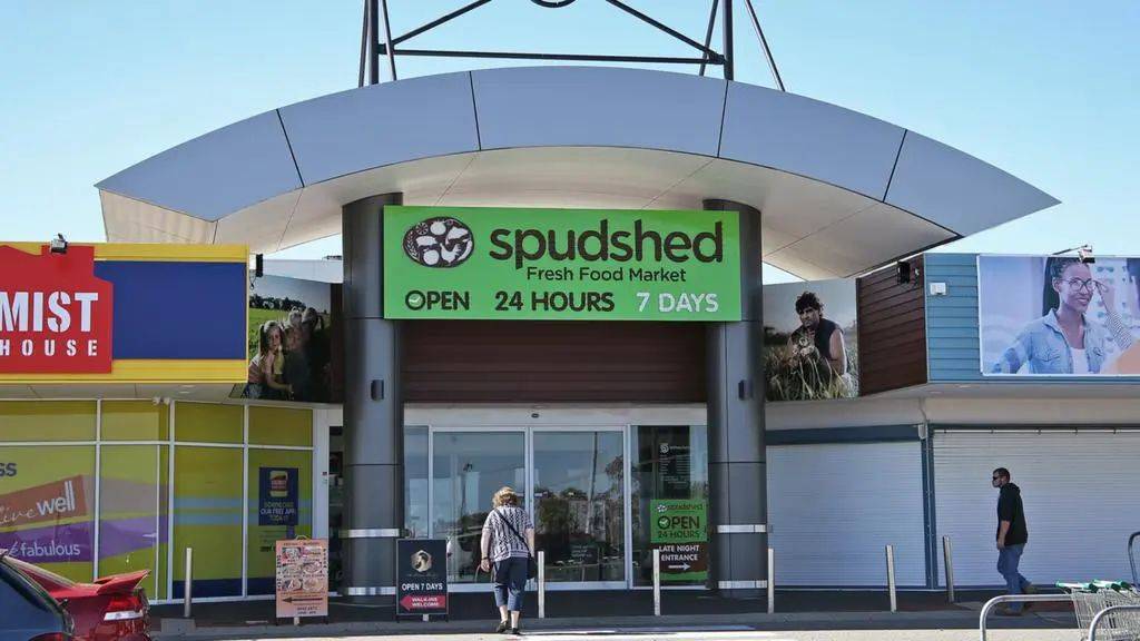 珀斯未成年，半夜持刀闯Spudshed！保安被刺伤！土豆大王：马上配“防刺背心”！短短几日，曝出6起袭击事件！危！_男子_警方